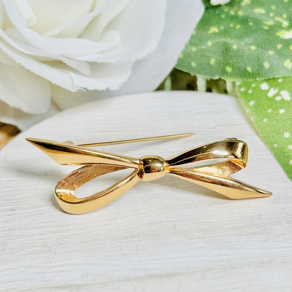 Monet | Jewelry | Compelling Vintage Monet Bow Brooch | Poshmark